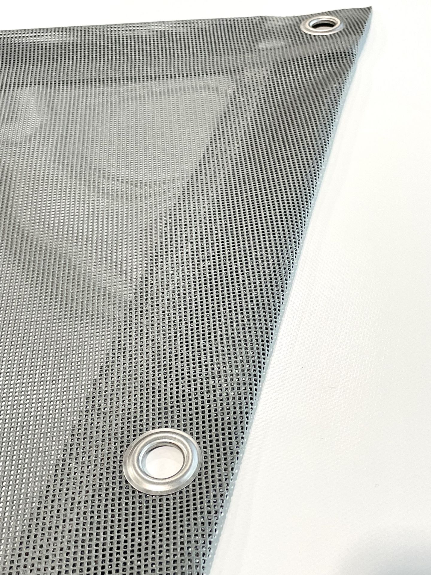 Dreieckige Terrassenplane aus PVC Netz